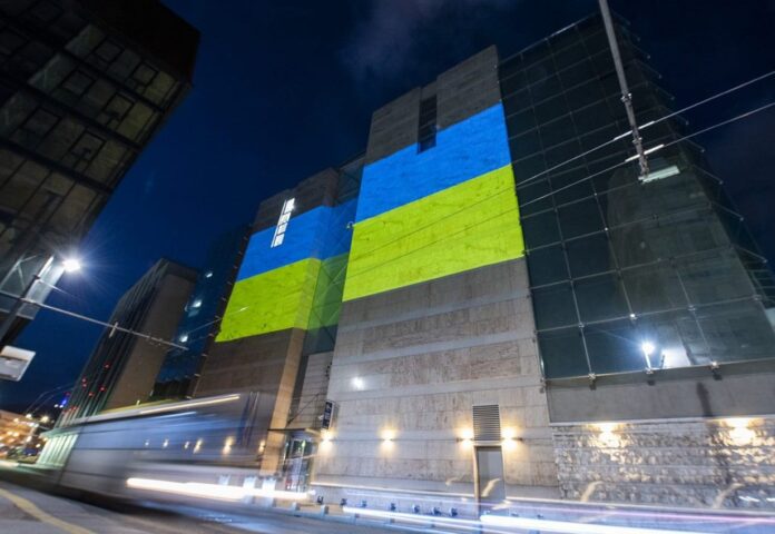 Zgrada Delegacije EU u BiH osvijetljena bojama zastave Ukrajine ...