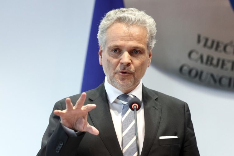 Vijeće EU produžilo mandat Sattleru do kraja kolovoza 2024. - Hrvatski ...