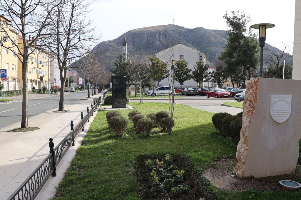 Mostar započeo projekt označavanja zgrada kućnim brojevima - Hrvatski ...