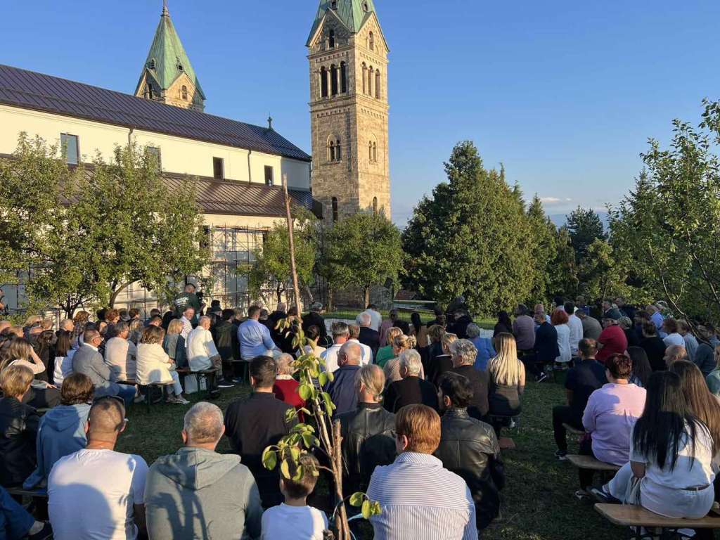 U samostanu Guča Gora izvedena premijera predstave "Čaša" - Hrvatski ...